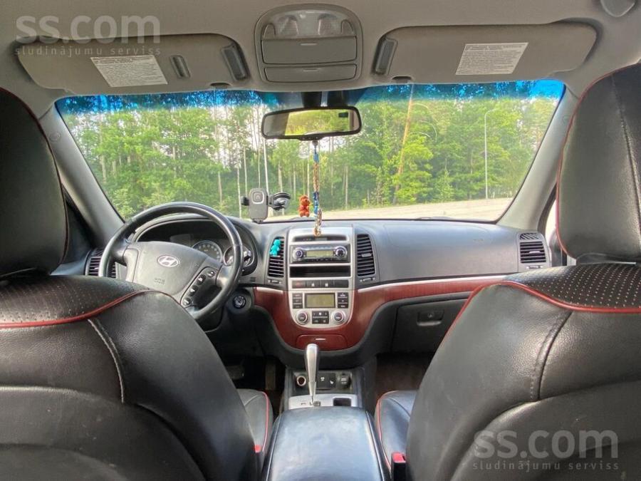 Grey Hyundai Santa Fe 2008 in Madona, with an engine capacity of 2.20 L and mileage of 289 thousand km for 3990 €, photo 13 on AUTOMOTO.COM.LV