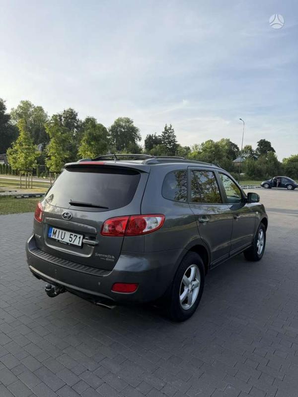 Grey Hyundai Santa Fe 2008 in Kaunas, with an engine capacity of 2.19 L and mileage of 330 thousand km for 2999 €, photo 8 on AUTOMOTO.COM.LV