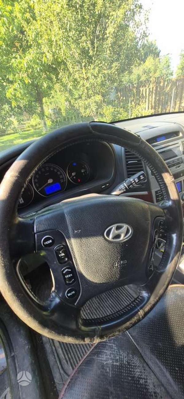 Grey Hyundai Santa Fe 2008 in Vilnius, with an engine capacity of 2.19 L and mileage of 400 thousand km for 2000 €, photo 6 on AUTOMOTO.COM.LV