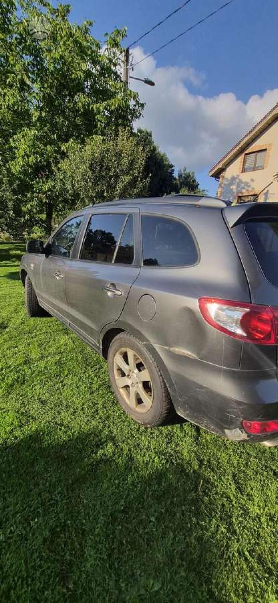 Grey Hyundai Santa Fe 2008 in Vilnius, with an engine capacity of 2.19 L and mileage of 400 thousand km for 2000 €, photo 7 on AUTOMOTO.COM.LV