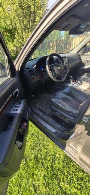 Grey Hyundai Santa Fe 2008 in Vilnius, with an engine capacity of 2.19 L and mileage of 400 thousand km for 2000 €, photo 8 on AUTOMOTO.COM.LV