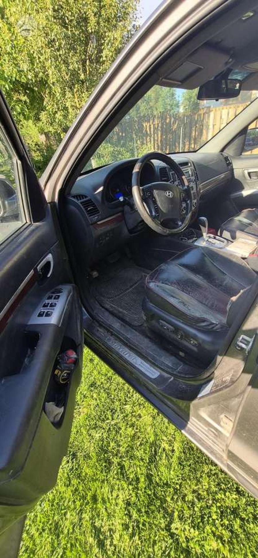Grey Hyundai Santa Fe 2008 in Vilnius, with an engine capacity of 2.19 L and mileage of 400 thousand km for 2000 €, photo 8 on AUTOMOTO.COM.LV