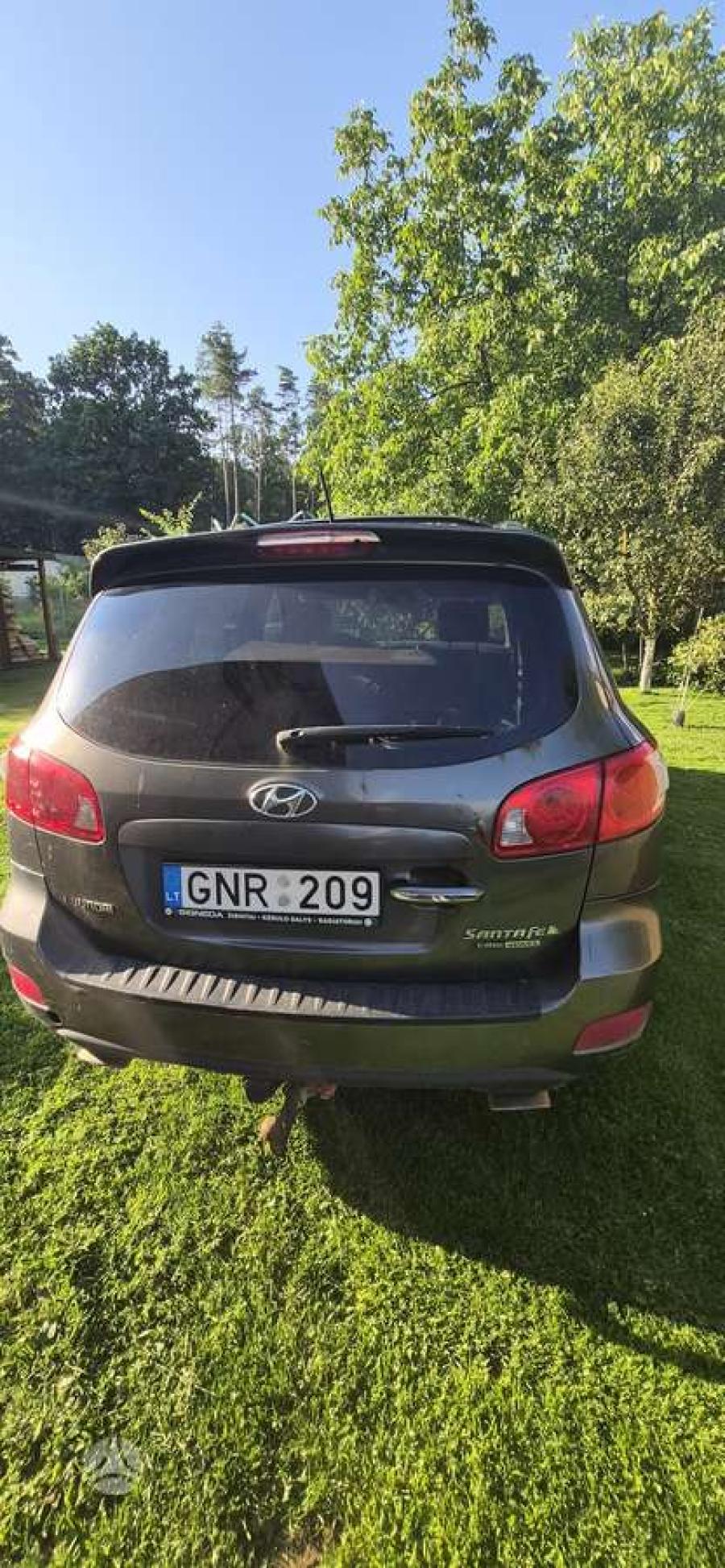 Grey Hyundai Santa Fe 2008 in Vilnius, with an engine capacity of 2.19 L and mileage of 400 thousand km for 2000 €, photo 9 on AUTOMOTO.COM.LV