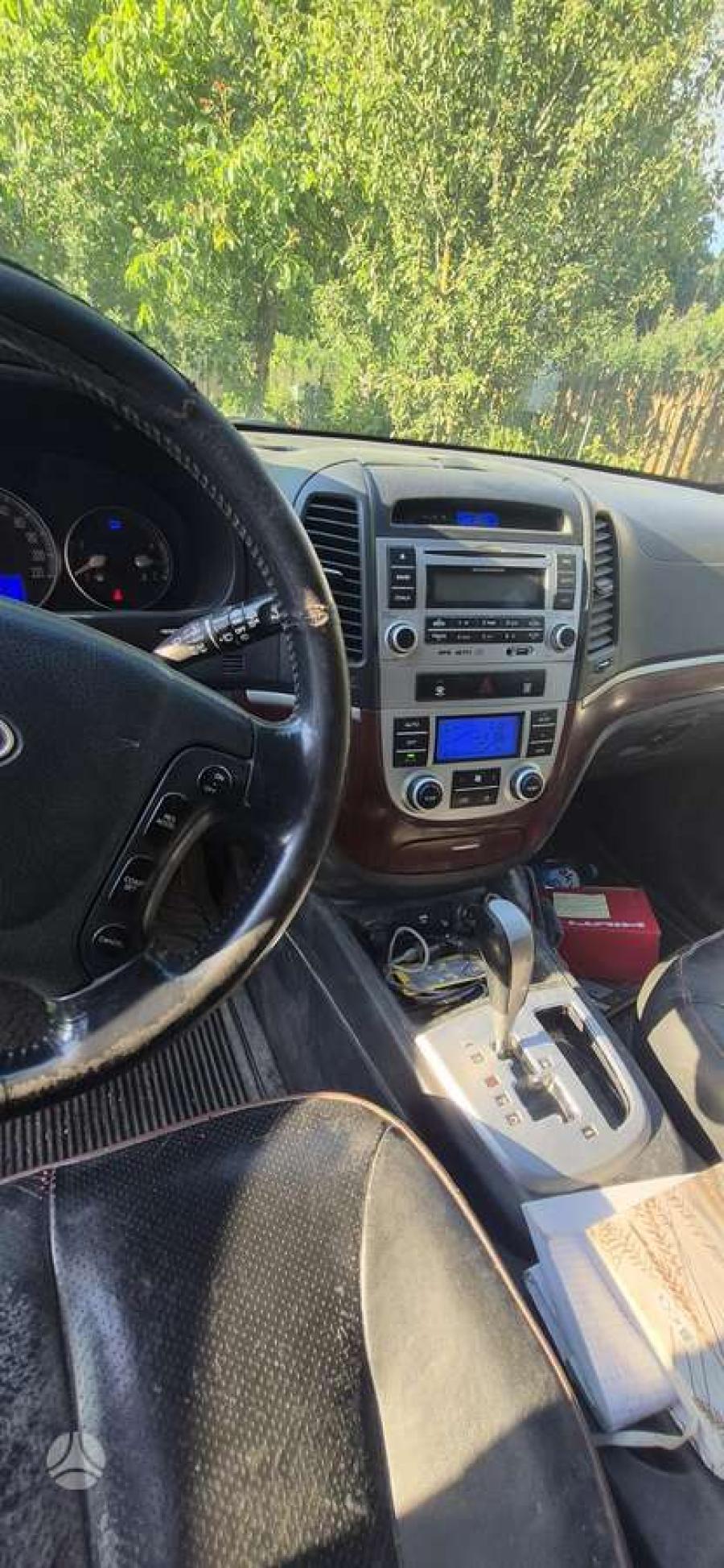 Grey Hyundai Santa Fe 2008 in Vilnius, with an engine capacity of 2.19 L and mileage of 400 thousand km for 2000 €, photo 11 on AUTOMOTO.COM.LV
