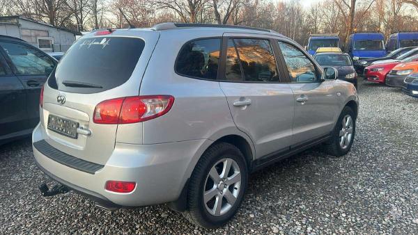 Grey Hyundai Santa Fe 2009 in Taurage, with an engine capacity of 2.19 L and mileage of 268 thousand km for 4350 €, photo 4 on AUTOMOTO.COM.LV