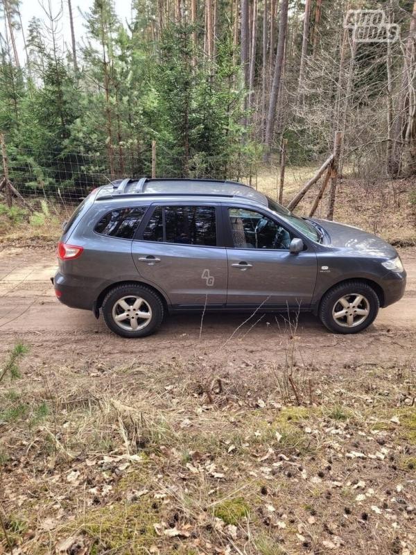 Grey Hyundai Santa Fe 2009 in Vilnius, with an engine capacity of 2.20 L and mileage of 236 thousand km for 4550 €, photo 2 on AUTOMOTO.COM.LV