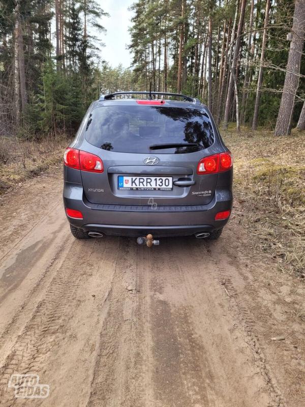 Grey Hyundai Santa Fe 2009 in Vilnius, with an engine capacity of 2.20 L and mileage of 236 thousand km for 4550 €, photo 5 on AUTOMOTO.COM.LV