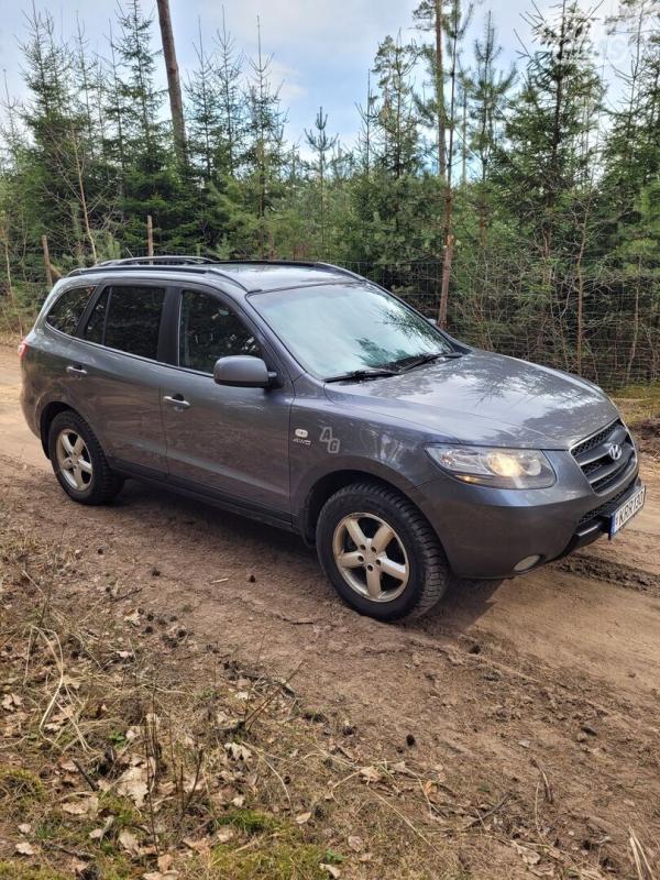 Grey Hyundai Santa Fe 2009 in Vilnius, with an engine capacity of 2.20 L and mileage of 236 thousand km for 4550 €, photo 8 on AUTOMOTO.COM.LV