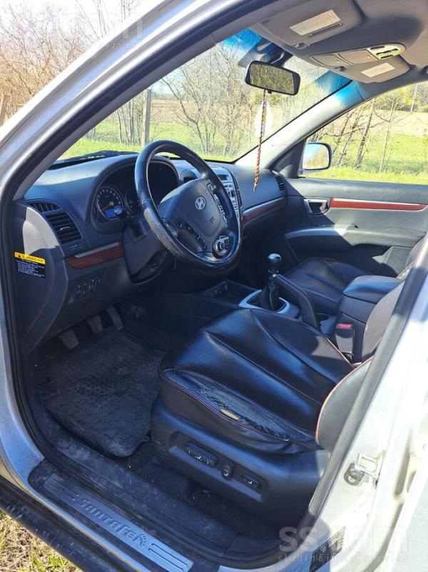 Pelēks Hyundai Santa Fe 2009 Cēsis, ar dzinēja tilpumu 2.20 L un nobraukumu 264 tūkst. km par 4500 €, foto 5 vietnē AUTOMOTO.COM.LV