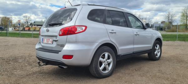 Grey Hyundai Santa Fe 2009 in Riga, with an engine capacity of 2.20 L and mileage of 224 thousand km for 6750 €, photo 5 on AUTOMOTO.COM.LV