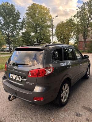 Grey Hyundai Santa Fe 2009 in Riga, with an engine capacity of 2.20 L and mileage of 367 thousand km for 3650 €, photo 3 on AUTOMOTO.COM.LV