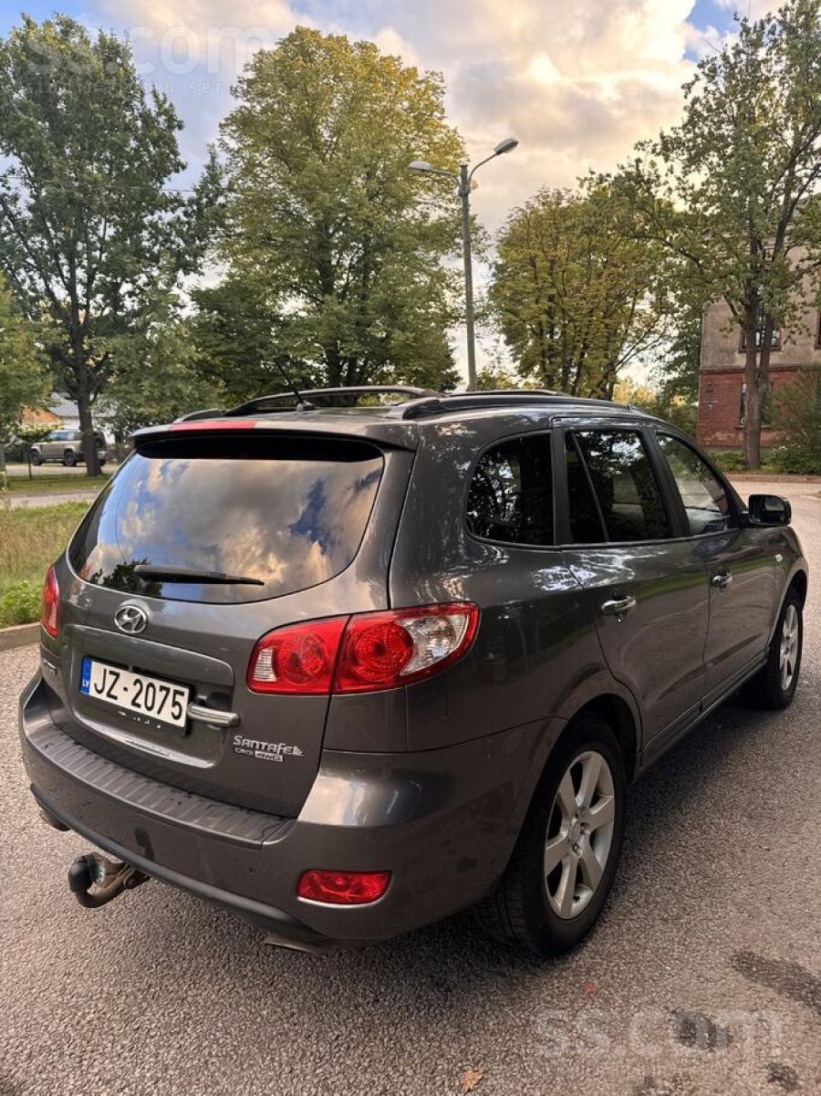 Grey Hyundai Santa Fe 2009 in Riga, with an engine capacity of 2.20 L and mileage of 367 thousand km for 3650 €, photo 3 on AUTOMOTO.COM.LV