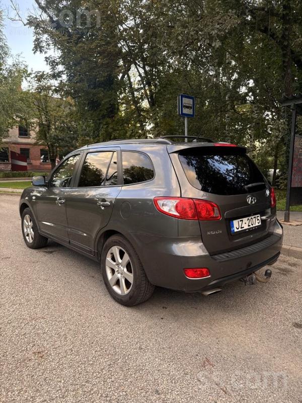 Pelēks Hyundai Santa Fe 2009 Rīga, ar dzinēja tilpumu 2.20 L un nobraukumu 367 tūkst. km par 3650 €, foto 3 vietnē AUTOMOTO.COM.LV