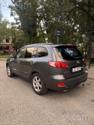 Grey Hyundai Santa Fe 2009 in Riga, with an engine capacity of 2.20 L and mileage of 367 thousand km for 3650 €, photo 4 on AUTOMOTO.COM.LV