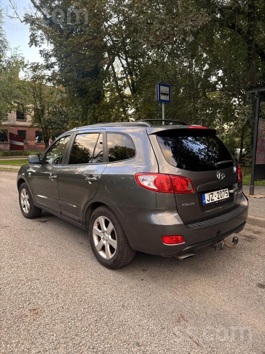 Grey Hyundai Santa Fe 2009 in Riga, with an engine capacity of 2.20 L and mileage of 367 thousand km for 3650 €, photo 4 on AUTOMOTO.COM.LV