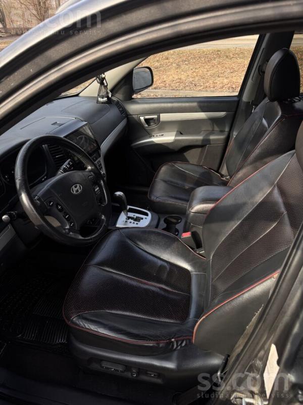 Pelēks Hyundai Santa Fe 2009 Rīga, ar dzinēja tilpumu 2.20 L un nobraukumu 367 tūkst. km par 3650 €, foto 6 vietnē AUTOMOTO.COM.LV