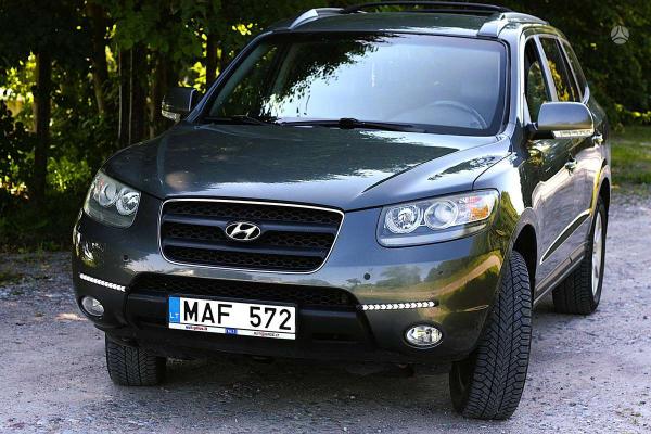 Grey Hyundai Santa Fe 2009 in Kretinga, with an engine capacity of 2.20 L and mileage of 296 thousand km for 4199 €, photo 3 on AUTOMOTO.COM.LV