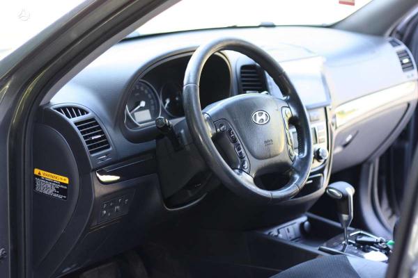Grey Hyundai Santa Fe 2009 in Kretinga, with an engine capacity of 2.20 L and mileage of 296 thousand km for 4199 €, photo 10 on AUTOMOTO.COM.LV