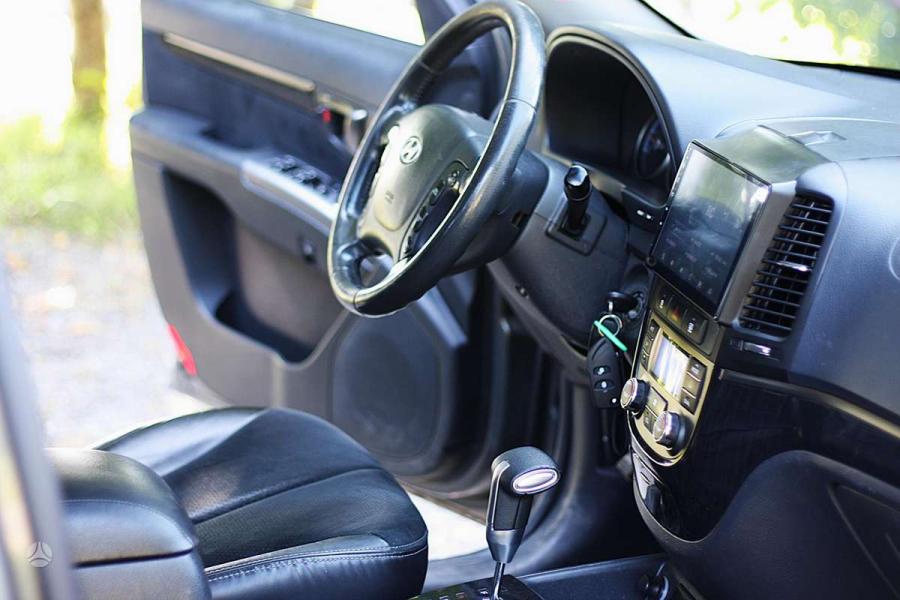 Pelēks Hyundai Santa Fe 2009 Kretinga, ar dzinēja tilpumu 2.20 L un nobraukumu 296 tūkst. km par 4199 €, foto 16 vietnē AUTOMOTO.COM.LV