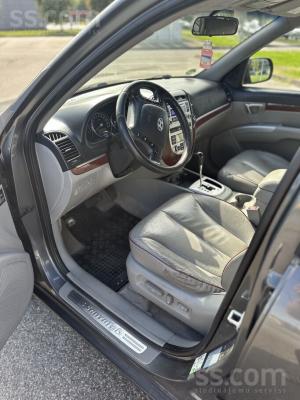Pelēks Hyundai Santa Fe 2009 Rīga, ar dzinēja tilpumu 2.20 L un nobraukumu 239 tūkst. km par 4200 €, foto 9 vietnē AUTOMOTO.COM.LV