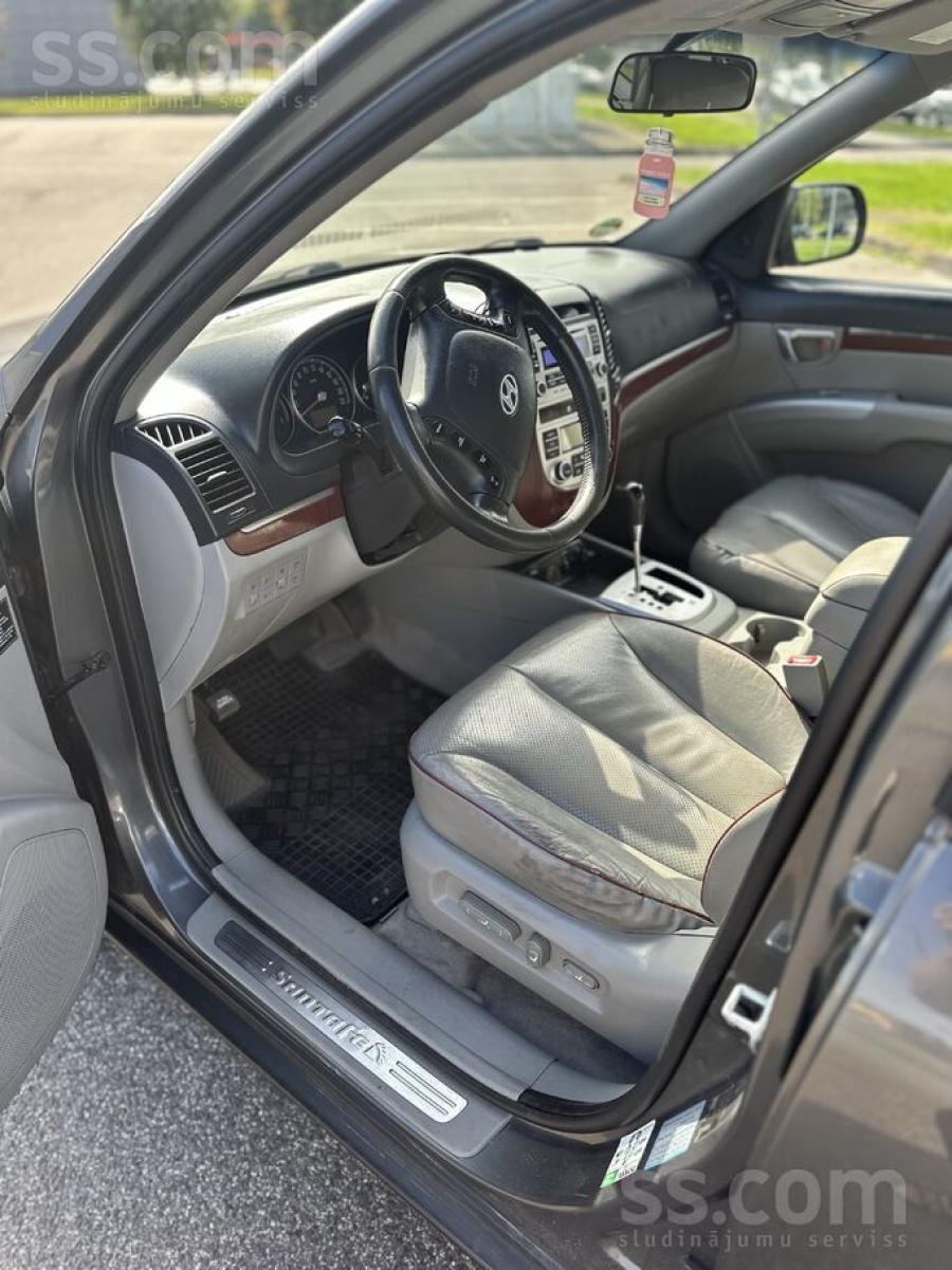 Pelēks Hyundai Santa Fe 2009 Rīga, ar dzinēja tilpumu 2.20 L un nobraukumu 239 tūkst. km par 4200 €, foto 9 vietnē AUTOMOTO.COM.LV