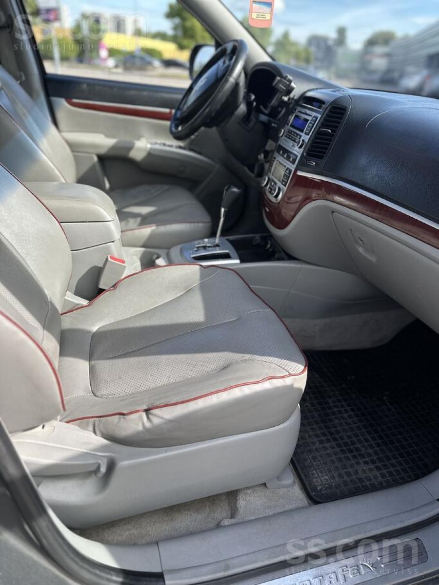 Pelēks Hyundai Santa Fe 2009 Rīga, ar dzinēja tilpumu 2.20 L un nobraukumu 239 tūkst. km par 4200 €, foto 10 vietnē AUTOMOTO.COM.LV