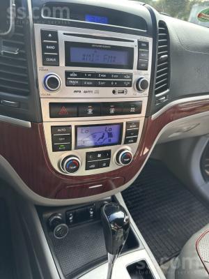Pelēks Hyundai Santa Fe 2009 Rīga, ar dzinēja tilpumu 2.20 L un nobraukumu 239 tūkst. km par 4200 €, foto 12 vietnē AUTOMOTO.COM.LV
