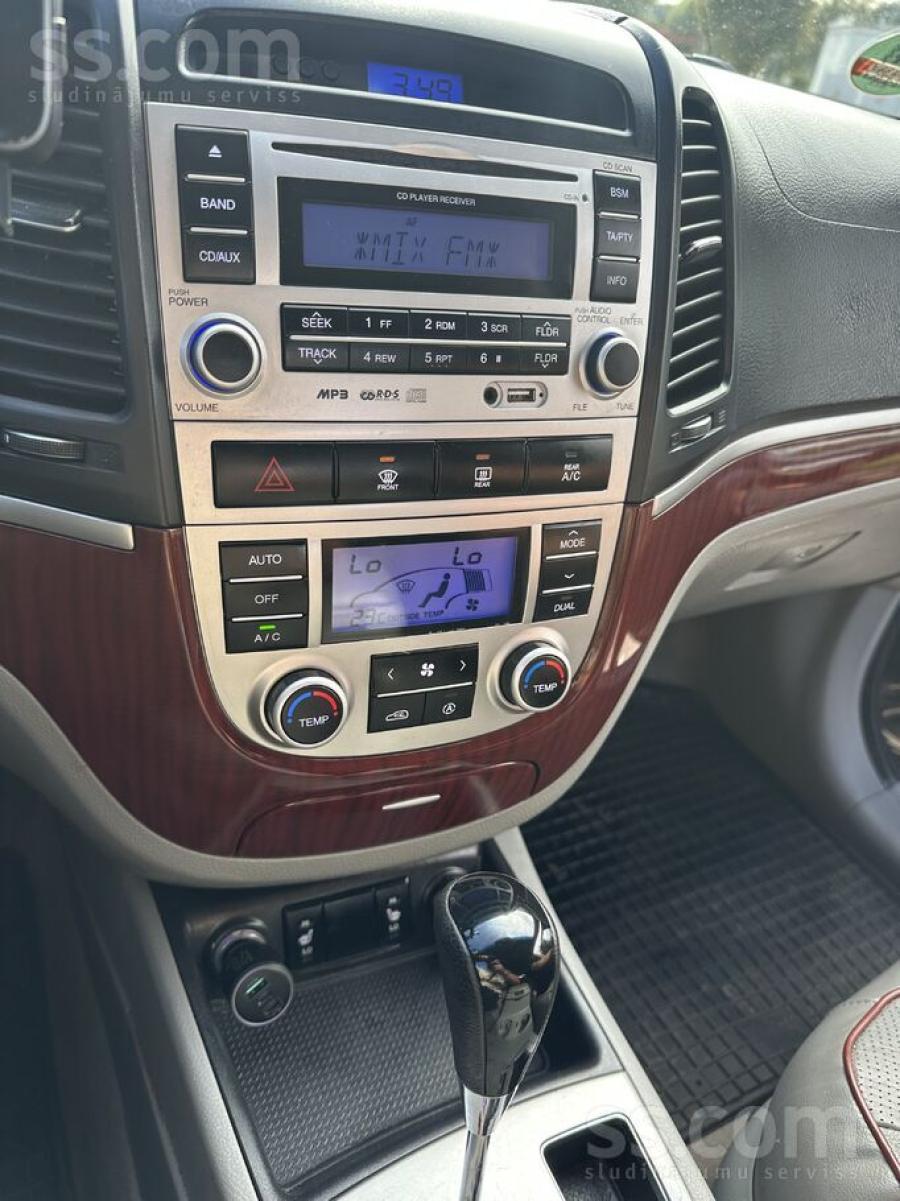 Pelēks Hyundai Santa Fe 2009 Rīga, ar dzinēja tilpumu 2.20 L un nobraukumu 239 tūkst. km par 4200 €, foto 12 vietnē AUTOMOTO.COM.LV