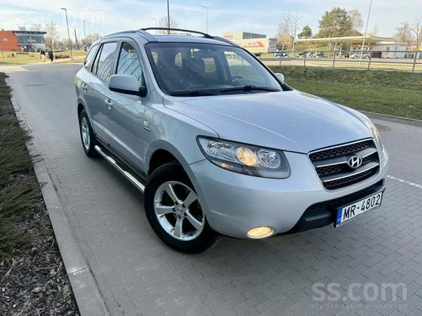Hyundai Santa Fe 2009 in Rezekne on AUTOMOTO.COM.LV Grey Hyundai Santa Fe 2009 in Rezekne, with an engine capacity of 2.20 L and mileage of 233 thousand km for 4600 €, photo 9 on AUTOMOTO.COM.LV