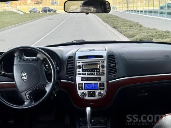Grey Hyundai Santa Fe 2009 in Rezekne, with an engine capacity of 2.20 L and mileage of 233 thousand km for 4600 €, photo 7 on AUTOMOTO.COM.LV