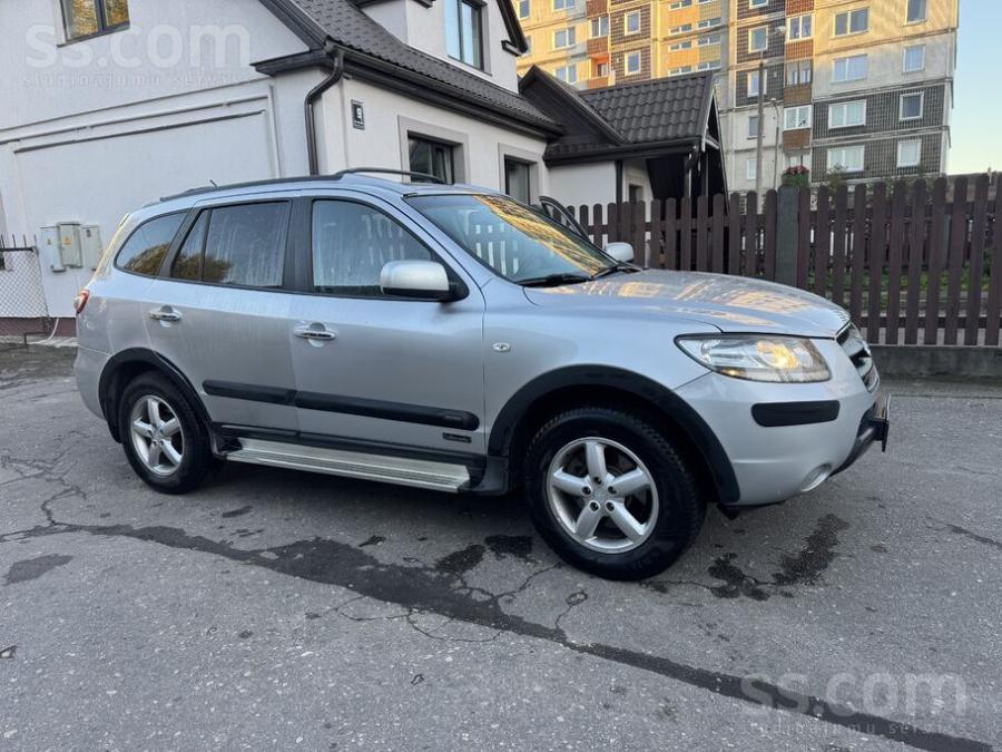 Grey Hyundai Santa Fe 2009 in Riga, with an engine capacity of 2.20 L and mileage of 273 thousand km for 3700 €, photo 6 on AUTOMOTO.COM.LV