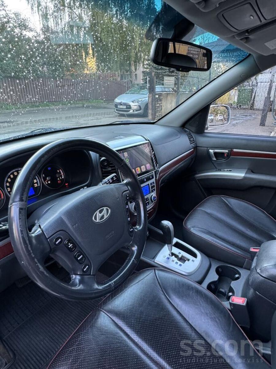 Grey Hyundai Santa Fe 2009 in Riga, with an engine capacity of 2.20 L and mileage of 273 thousand km for 3700 €, photo 8 on AUTOMOTO.COM.LV