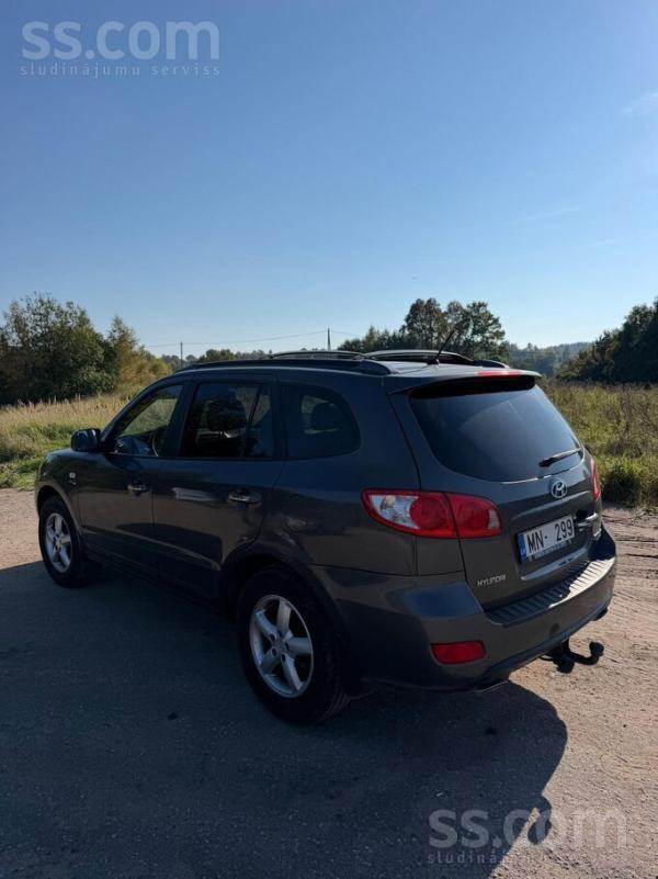 Grey Hyundai Santa Fe 2009 in Talsi, with an engine capacity of 2.20 L and mileage of 334 thousand km for 3500 €, photo 5 on AUTOMOTO.COM.LV