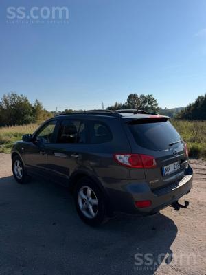 Grey Hyundai Santa Fe 2009 in Talsi, with an engine capacity of 2.20 L and mileage of 334 thousand km for 3500 €, photo 5 on AUTOMOTO.COM.LV