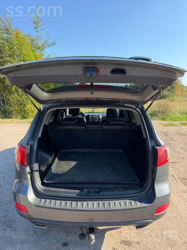 Grey Hyundai Santa Fe 2009 in Talsi, with an engine capacity of 2.20 L and mileage of 334 thousand km for 3500 €, photo 6 on AUTOMOTO.COM.LV