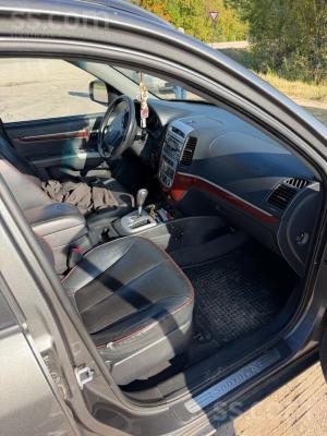 Grey Hyundai Santa Fe 2009 in Talsi, with an engine capacity of 2.20 L and mileage of 334 thousand km for 3500 €, photo 8 on AUTOMOTO.COM.LV