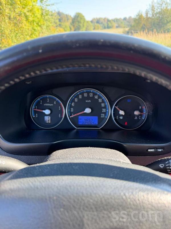 Grey Hyundai Santa Fe 2009 in Talsi, with an engine capacity of 2.20 L and mileage of 334 thousand km for 3500 €, photo 9 on AUTOMOTO.COM.LV