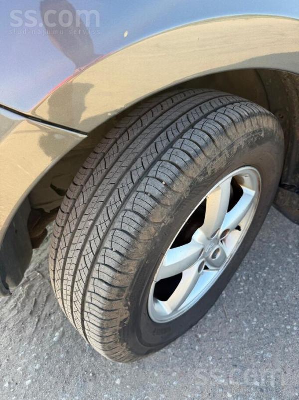 Grey Hyundai Santa Fe 2009 in Talsi, with an engine capacity of 2.20 L and mileage of 334 thousand km for 3500 €, photo 10 on AUTOMOTO.COM.LV