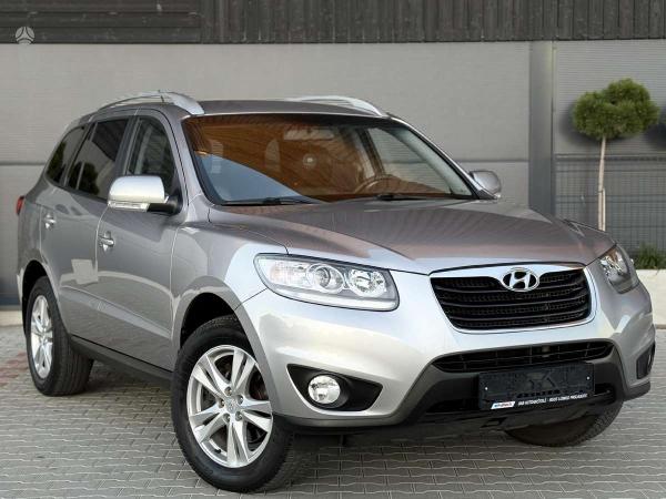 Grey Hyundai Santa Fe 2010 in Siauliai, with an engine capacity of 2.20 L and mileage of 205 thousand km for 6950 €, photo 1 on AUTOMOTO.COM.LV