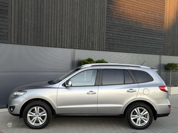 Grey Hyundai Santa Fe 2010 in Siauliai, with an engine capacity of 2.20 L and mileage of 205 thousand km for 6950 €, photo 3 on AUTOMOTO.COM.LV