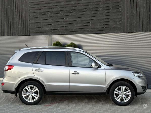 Grey Hyundai Santa Fe 2010 in Siauliai, with an engine capacity of 2.20 L and mileage of 205 thousand km for 6950 €, photo 4 on AUTOMOTO.COM.LV