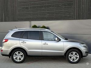 Pelēks Hyundai Santa Fe 2010 Šauļi, ar dzinēja tilpumu 2.20 L un nobraukumu 205 tūkst. km par 6950 €, foto 4 vietnē AUTOMOTO.COM.LV