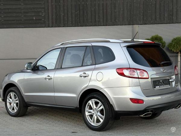 Grey Hyundai Santa Fe 2010 in Siauliai, with an engine capacity of 2.20 L and mileage of 205 thousand km for 6950 €, photo 5 on AUTOMOTO.COM.LV