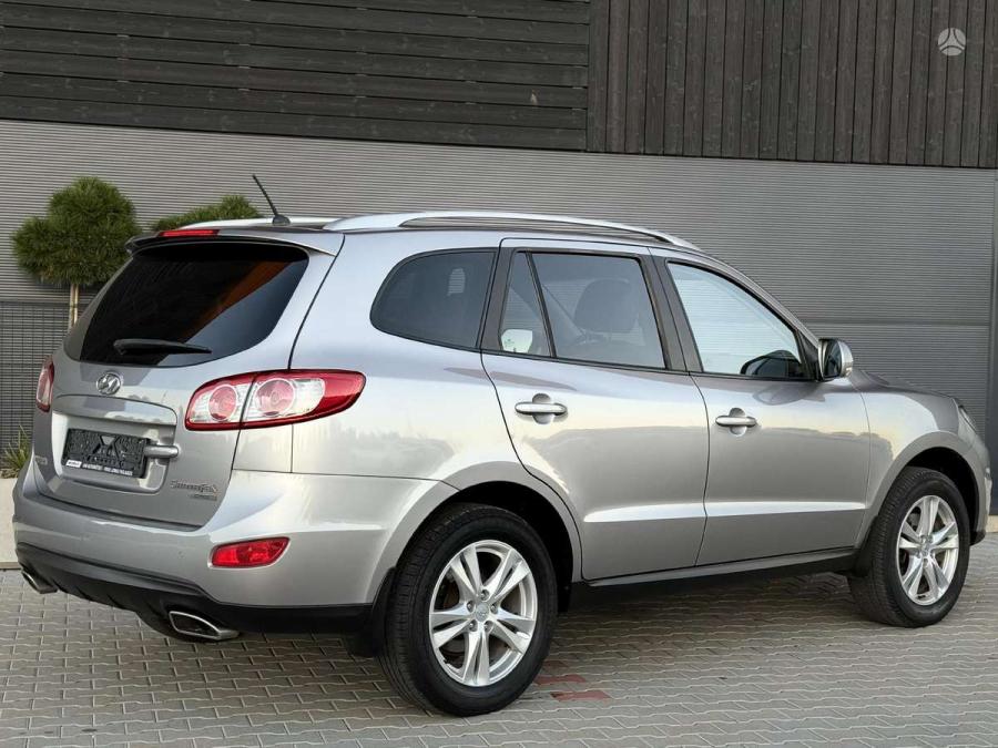 Pelēks Hyundai Santa Fe 2010 Šauļi, ar dzinēja tilpumu 2.20 L un nobraukumu 205 tūkst. km par 6950 €, foto 6 vietnē AUTOMOTO.COM.LV