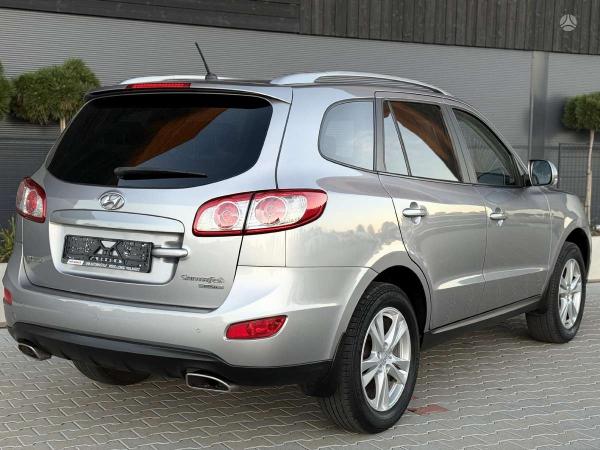 Grey Hyundai Santa Fe 2010 in Siauliai, with an engine capacity of 2.20 L and mileage of 205 thousand km for 6950 €, photo 8 on AUTOMOTO.COM.LV