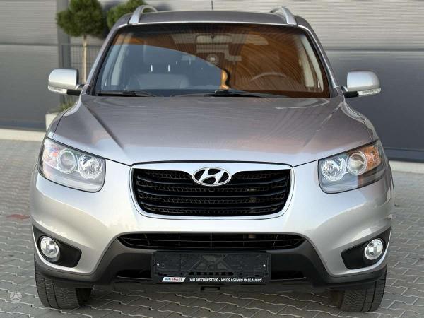 Grey Hyundai Santa Fe 2010 in Siauliai, with an engine capacity of 2.20 L and mileage of 205 thousand km for 6950 €, photo 9 on AUTOMOTO.COM.LV