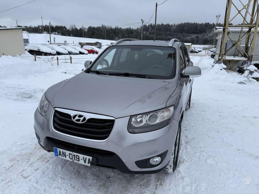 Grey Hyundai Santa Fe 2010 in Vilnius, with an engine capacity of 2.20 L and mileage of 220 thousand km for 5550 €, photo 1 on AUTOMOTO.COM.LV
