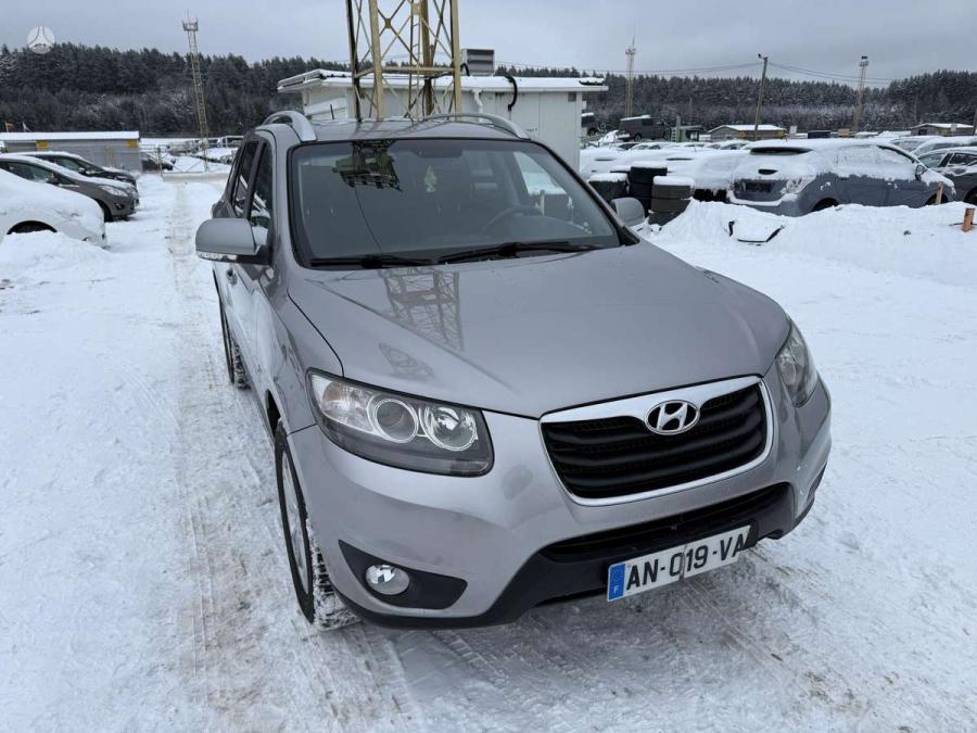 Grey Hyundai Santa Fe 2010 in Vilnius, with an engine capacity of 2.20 L and mileage of 220 thousand km for 5550 €, photo 2 on AUTOMOTO.COM.LV