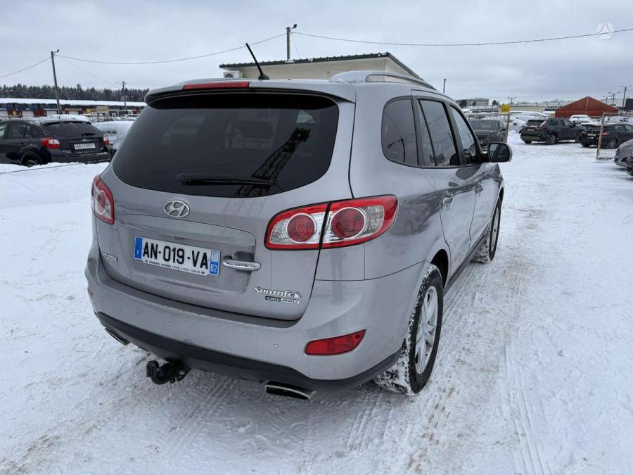 Grey Hyundai Santa Fe 2010 in Vilnius, with an engine capacity of 2.20 L and mileage of 220 thousand km for 5550 €, photo 4 on AUTOMOTO.COM.LV