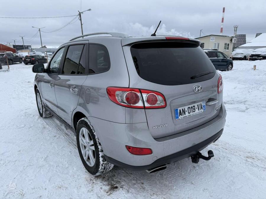 Grey Hyundai Santa Fe 2010 in Vilnius, with an engine capacity of 2.20 L and mileage of 220 thousand km for 5550 €, photo 5 on AUTOMOTO.COM.LV